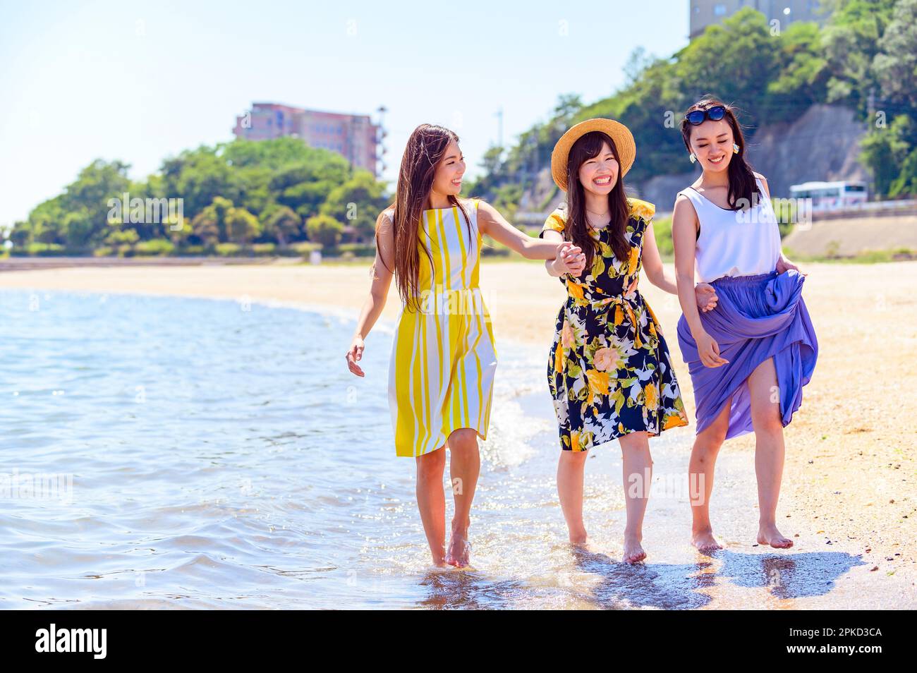 3 women traveling to a sea resort playing on the beach Stock Photo - Alamy