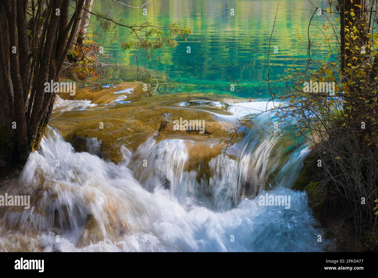 Sparkling Lake Cascades, Jiuzhaigou National Park, Sichuan Province ...