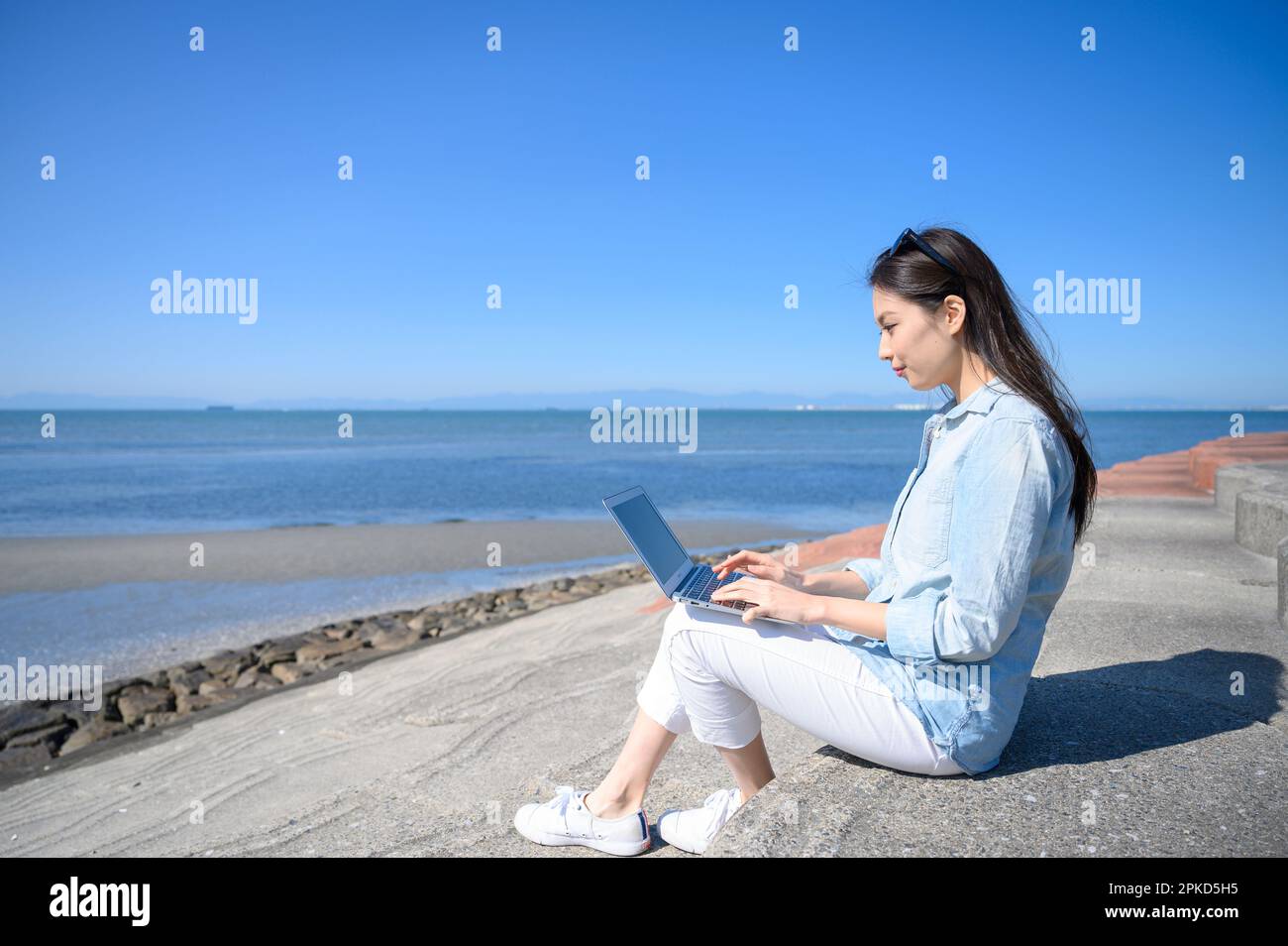 Women work working outdoors sunny hi-res stock photography and images ...