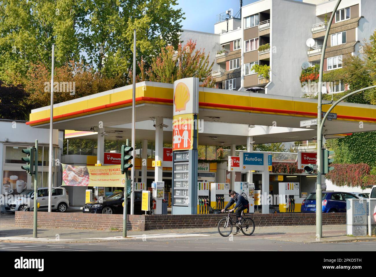 Shell petrol station, Paulstrasse, Mitte, Berlin, Germany Stock Photo ...