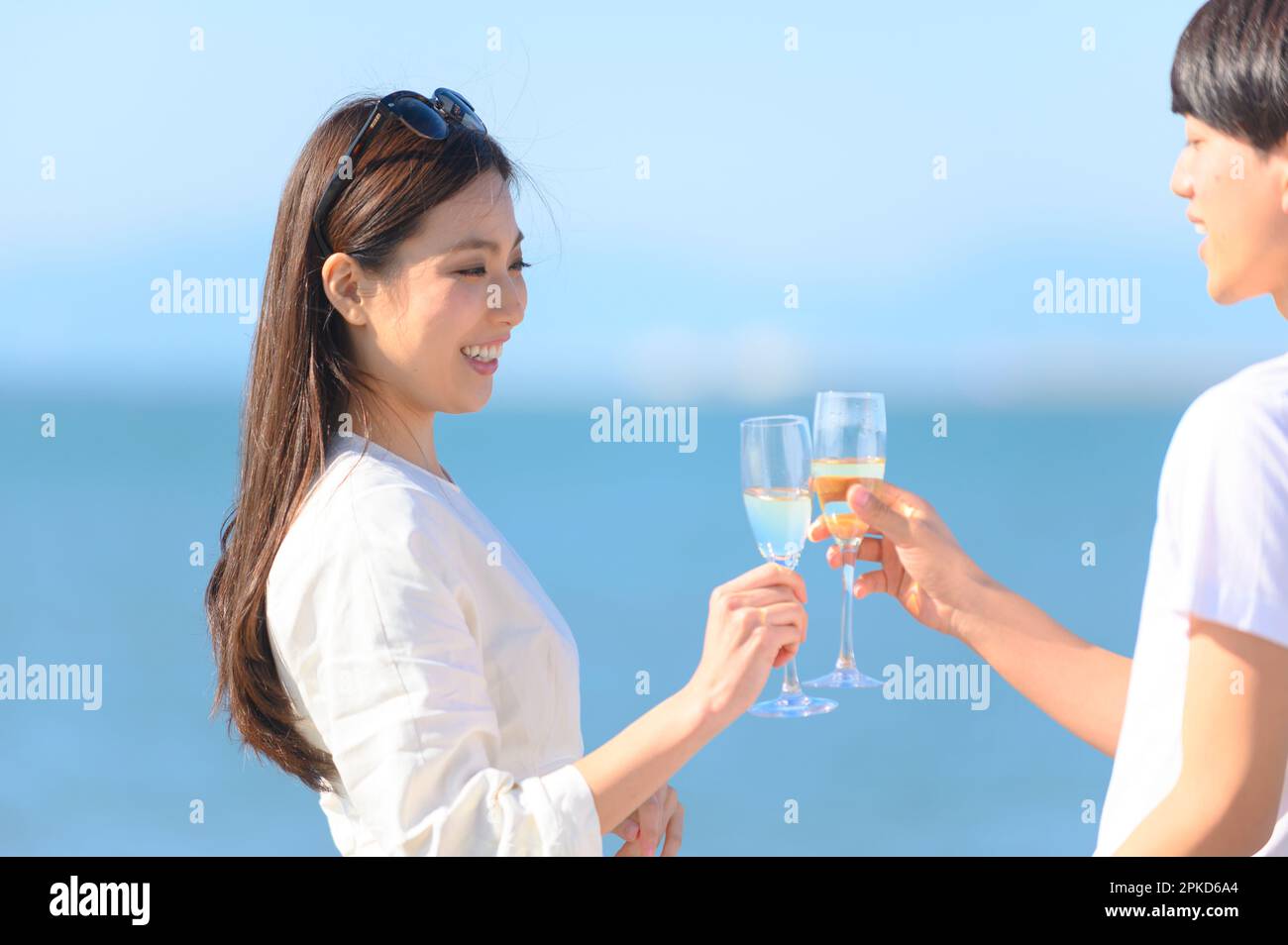 Couple drinking champagne on the beach Stock Photo - Alamy