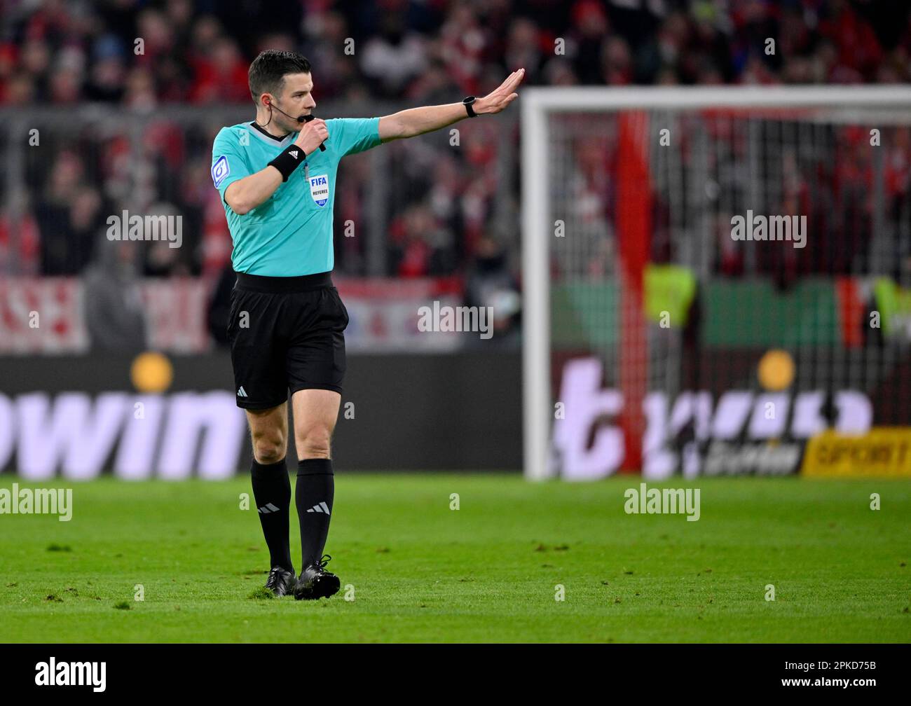Referee Referee Harm Osmers, gesture, gestures, DFB Cup, Allianz Arena ...