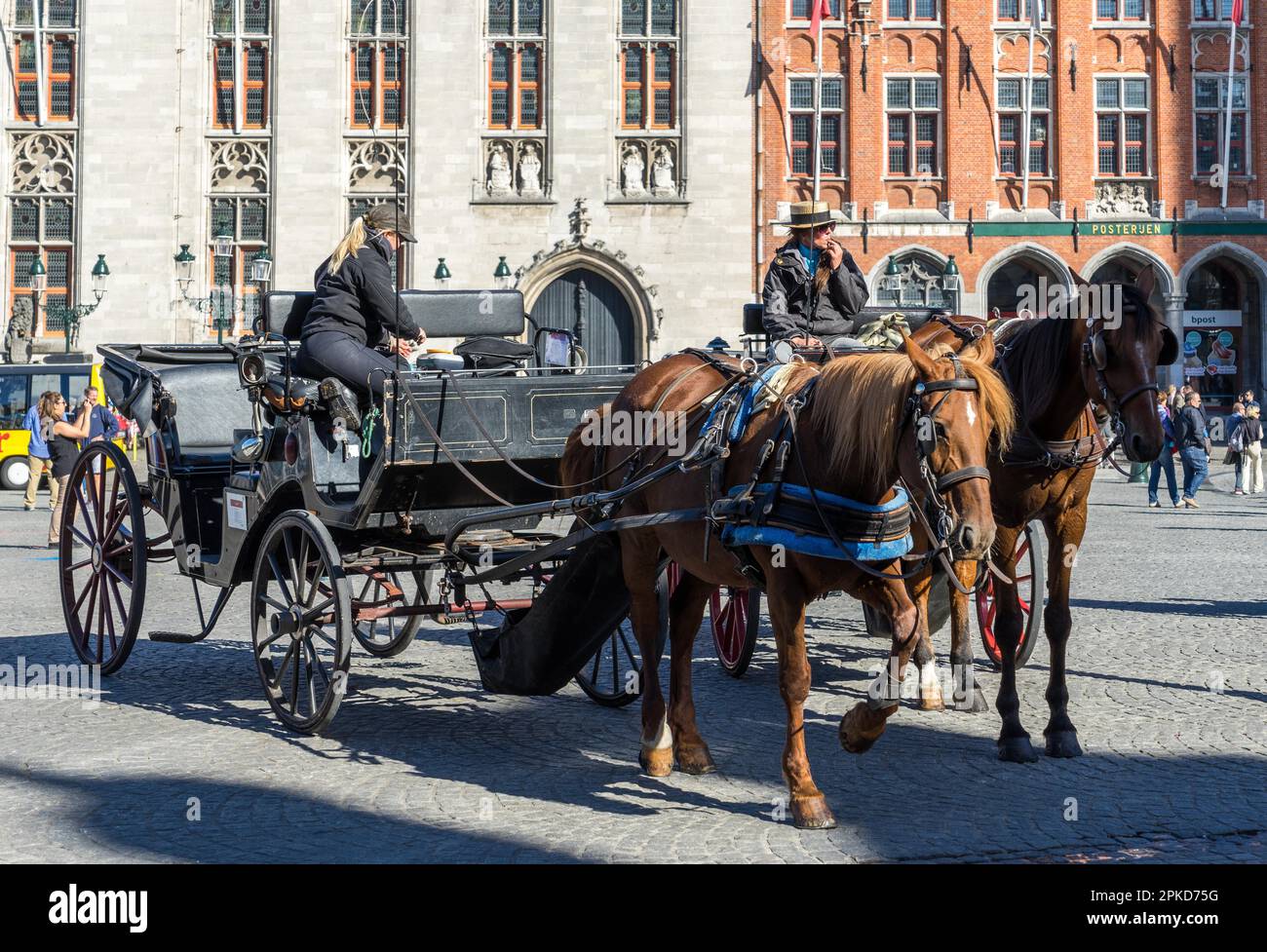 Old fashioned horse drawn carriages hi-res stock photography and images ...
