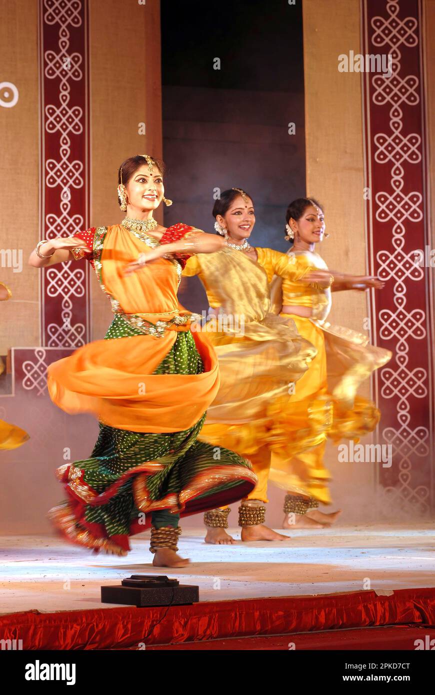 Kathak dance hi-res stock photography and images - Alamy