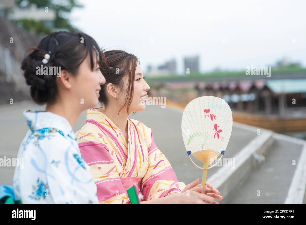 Japanese girl holding fan hi-res stock photography and images - Alamy