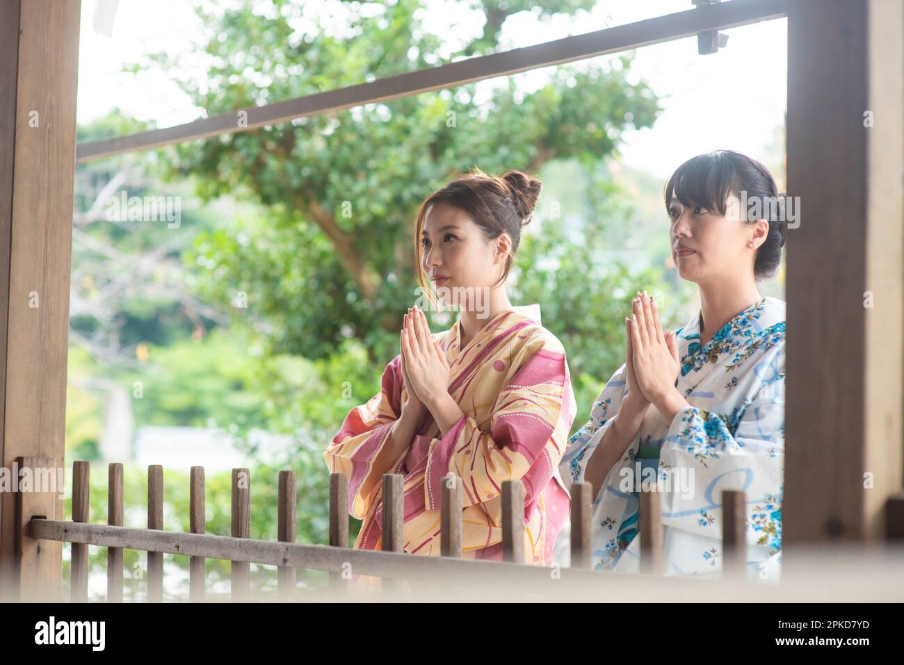 Japanese women in kimono praying hi-res stock photography and images ...