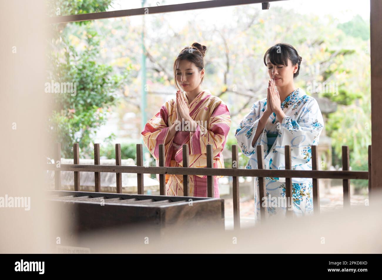 Japanese women in kimono praying hi-res stock photography and images ...