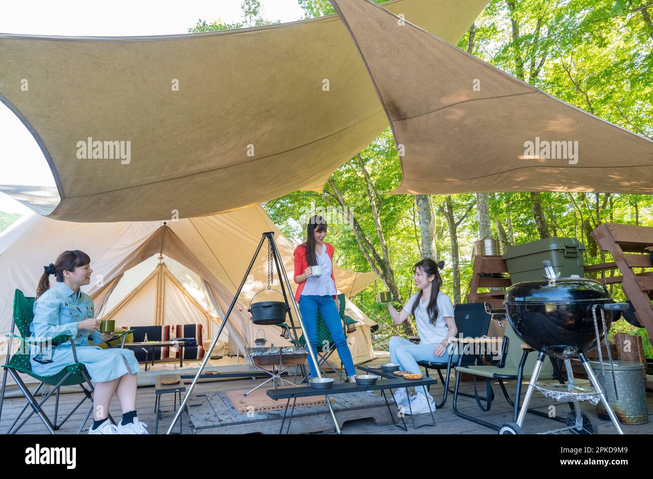 Women glamping hi-res stock photography and images - Alamy