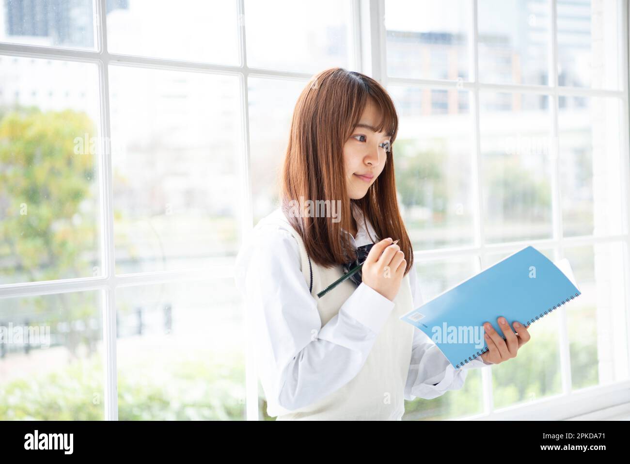 Girl thinking school hi-res stock photography and images - Alamy