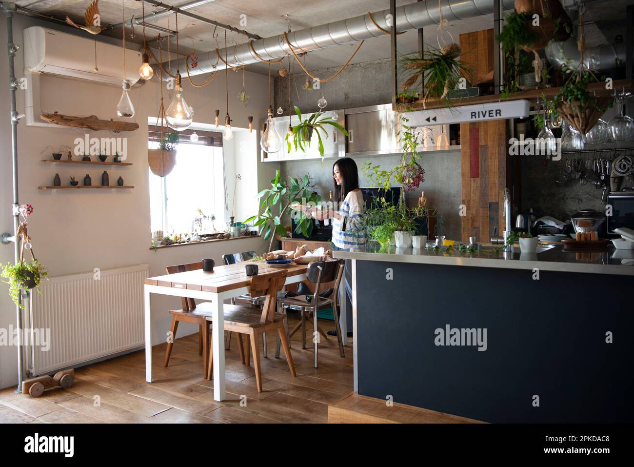Woman carrying food kitchen hi-res stock photography and images - Alamy