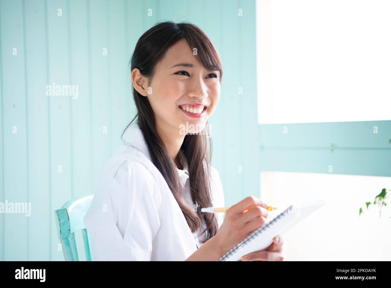 Working woman taking notes Stock Photo - Alamy