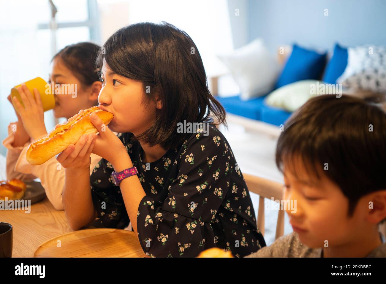 Japanese children eating hi-res stock photography and images - Alamy