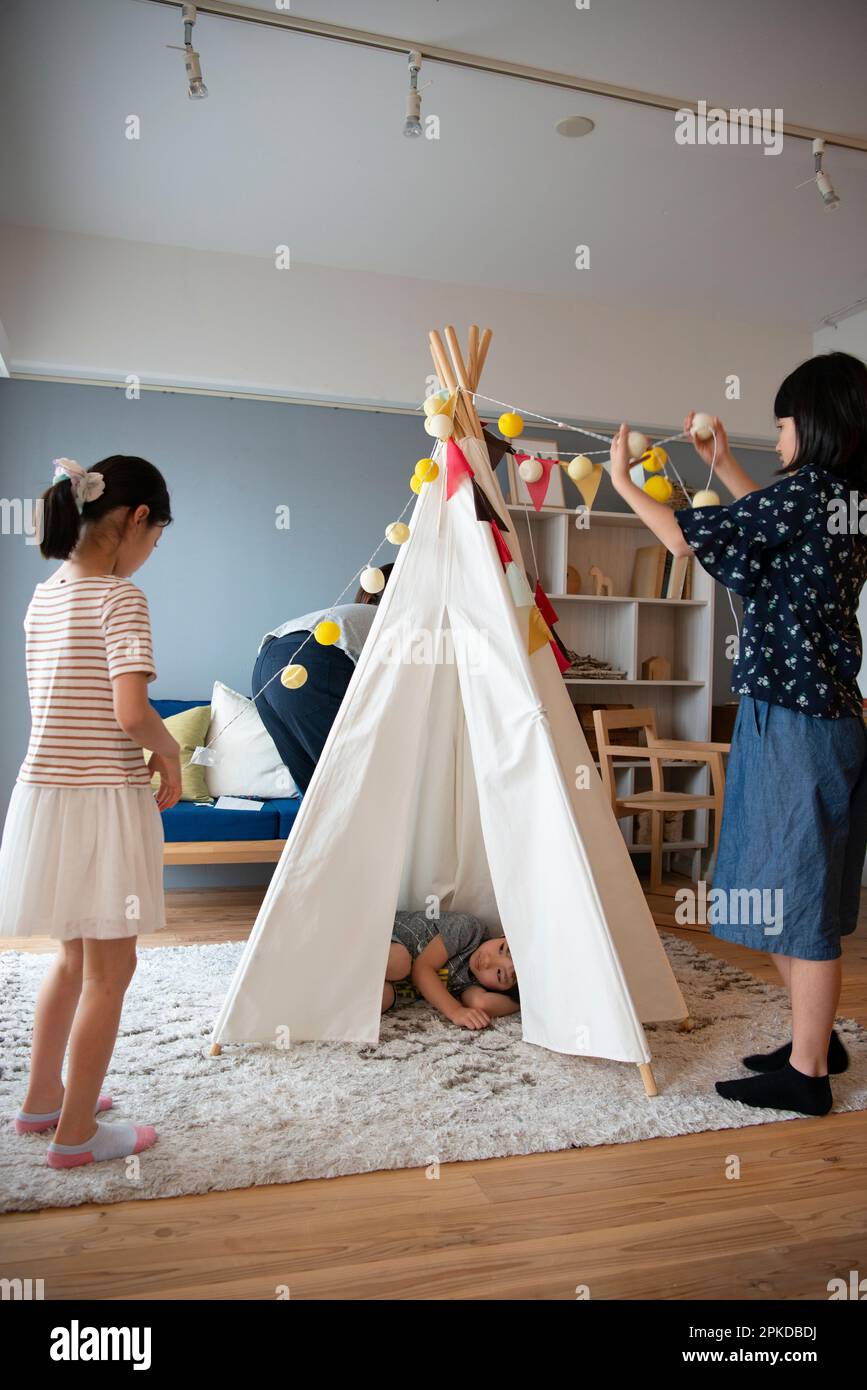 Assemble tent hi-res stock photography and images - Alamy