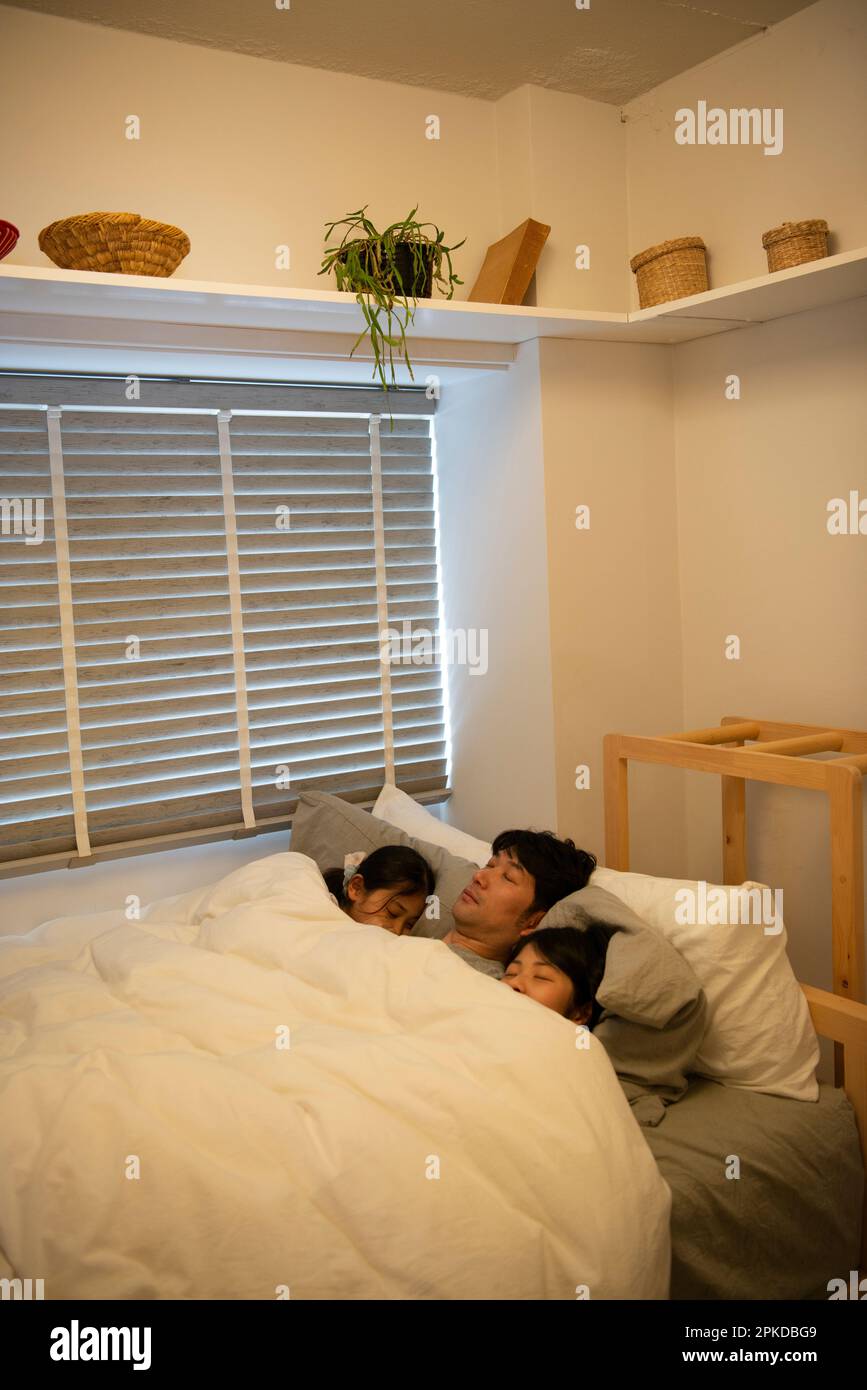 Parent and child sleeping in bed Stock Photo - Alamy