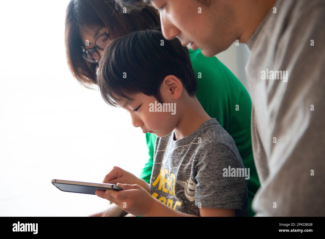 Parent and child looking at their phone Stock Photo - Alamy