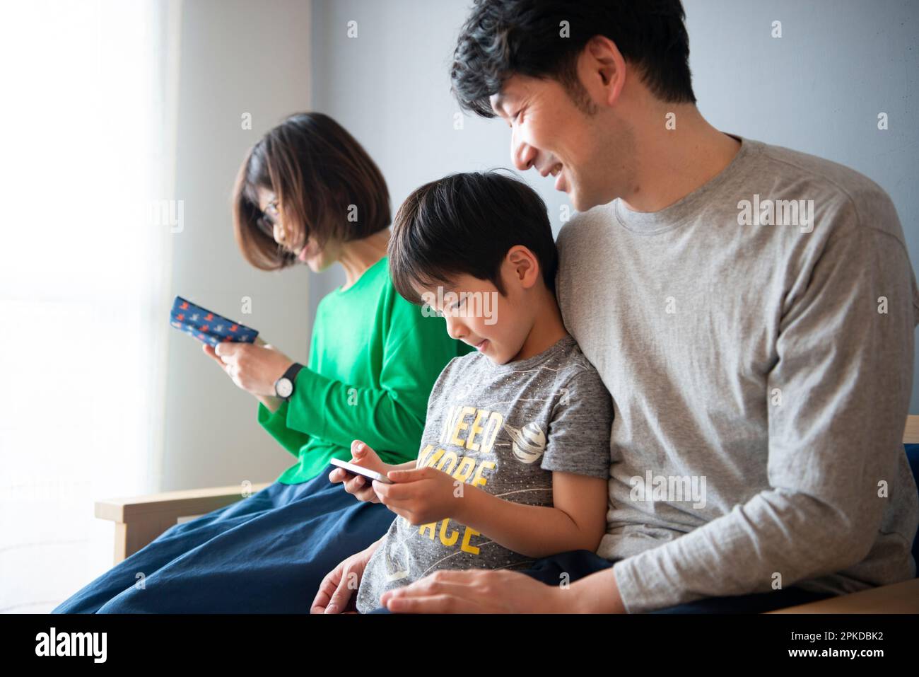 Primary school smart phone hi-res stock photography and images - Alamy