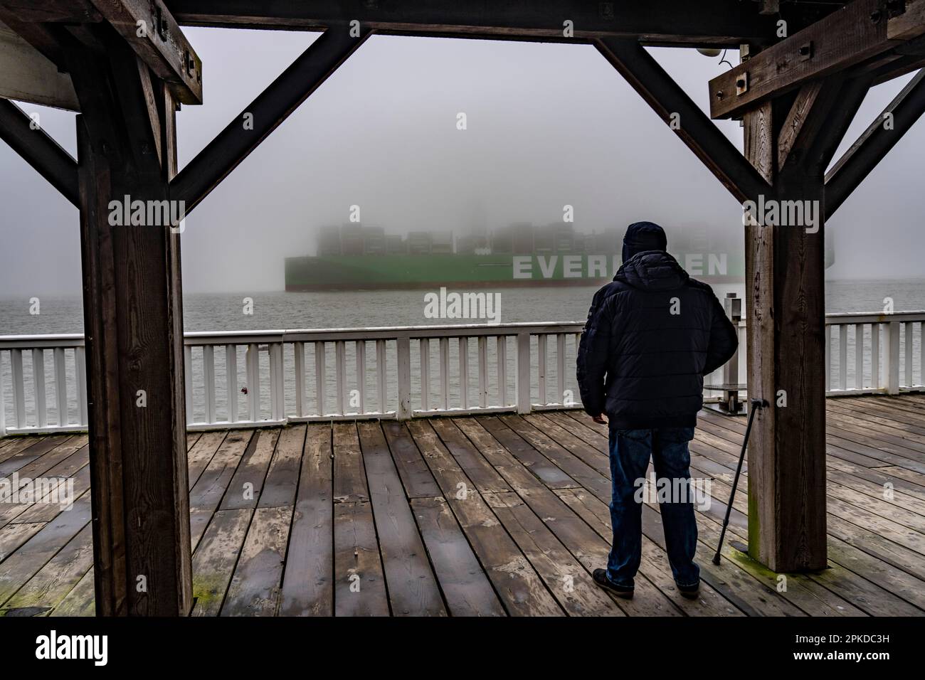 Thick fog in winter, hangs over the mouth of the Elbe into the North ...