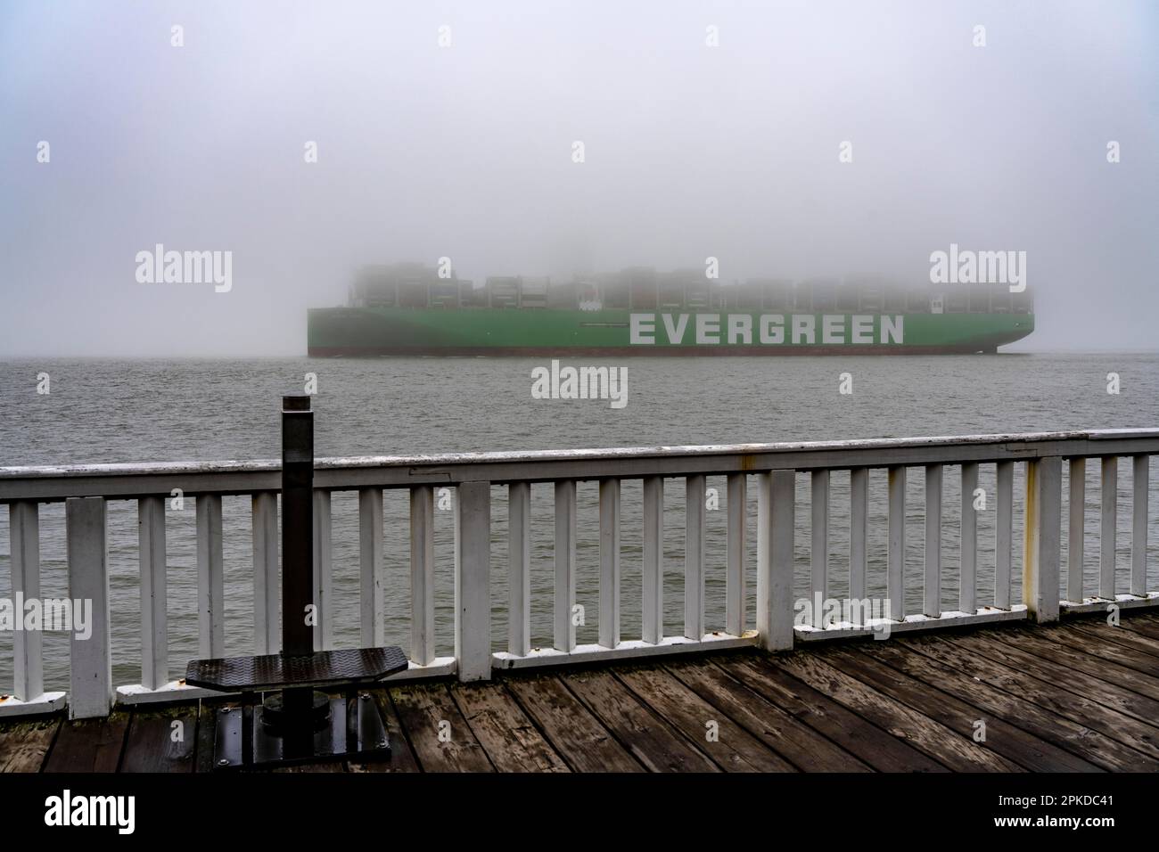 Thick fog in winter, hangs over the mouth of the Elbe into the North ...