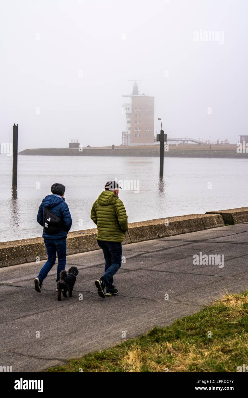 Thick fog in winter, hangs over the mouth of the Elbe into the North ...