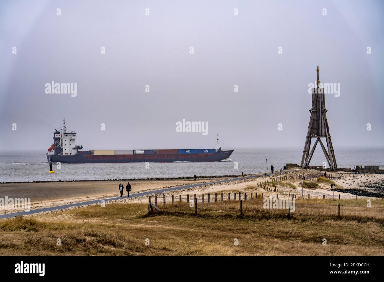 Thick fog in winter, hangs over the mouth of the Elbe into the North ...