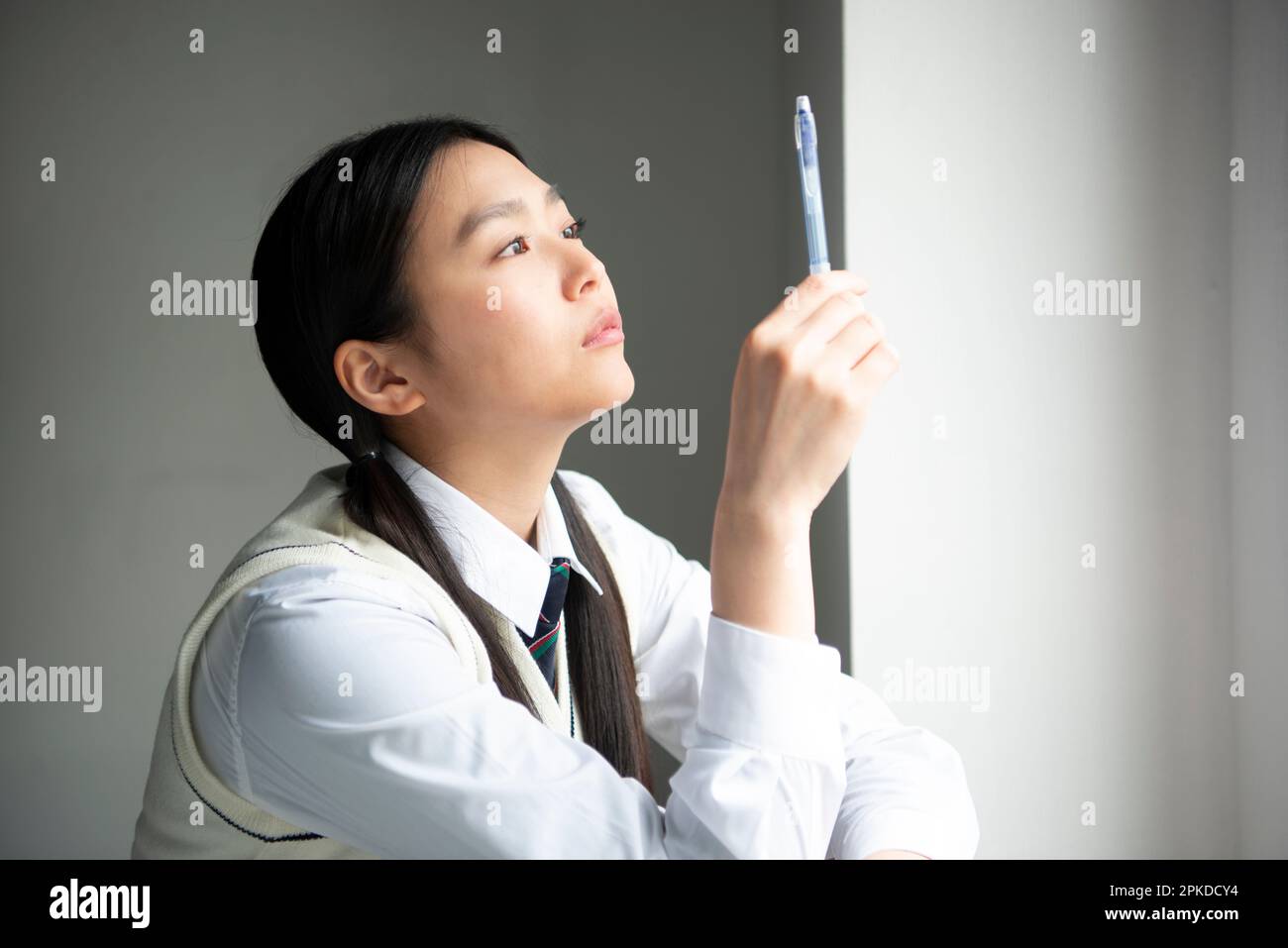 Looking thinking hi-res stock photography and images - Alamy