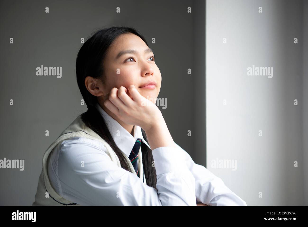 Girl looking long distance hi-res stock photography and images - Alamy