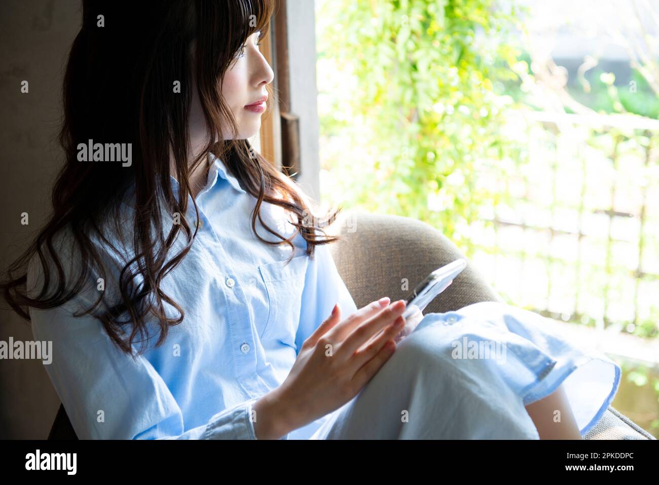 Outside looking in home hi-res stock photography and images - Alamy
