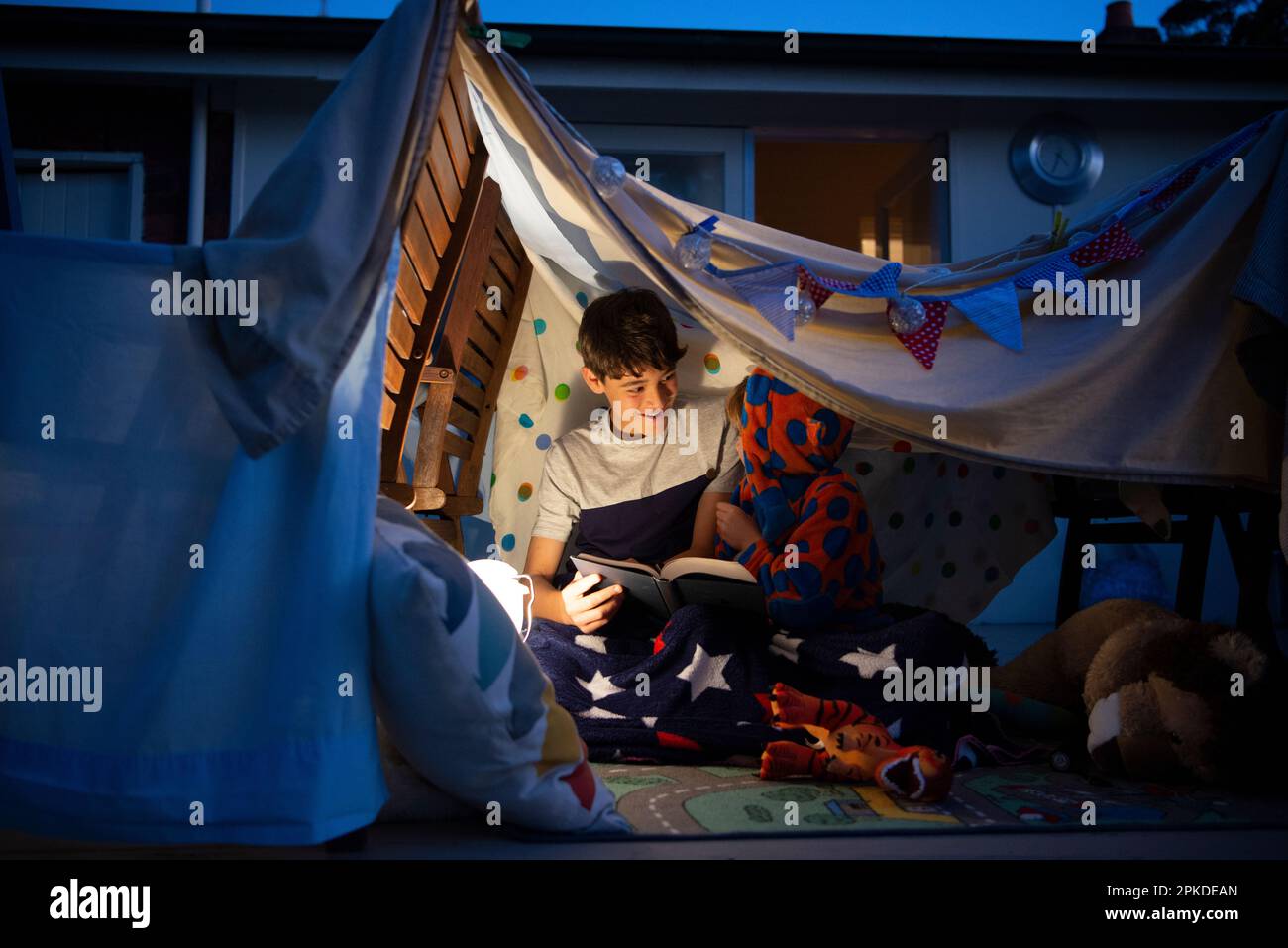 Children reading in tent hi-res stock photography and images - Alamy