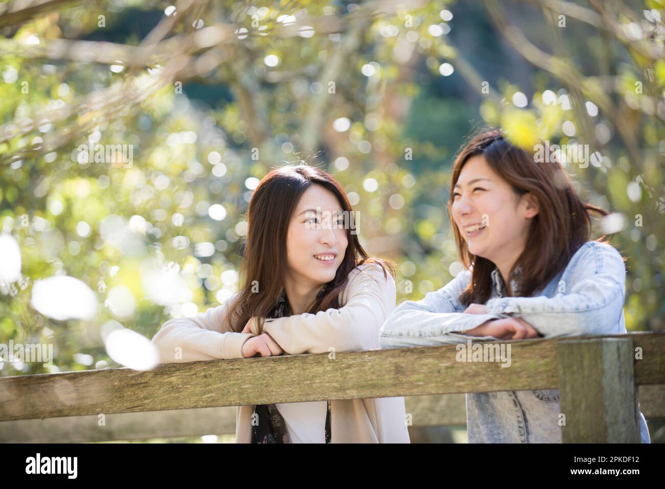2 girls talking hi-res stock photography and images - Alamy