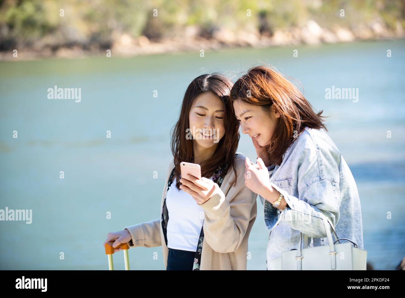 People looking at phones hi-res stock photography and images - Alamy