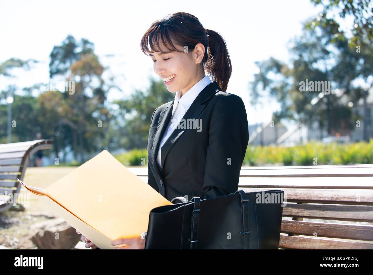 Laughing serious people hi-res stock photography and images - Alamy