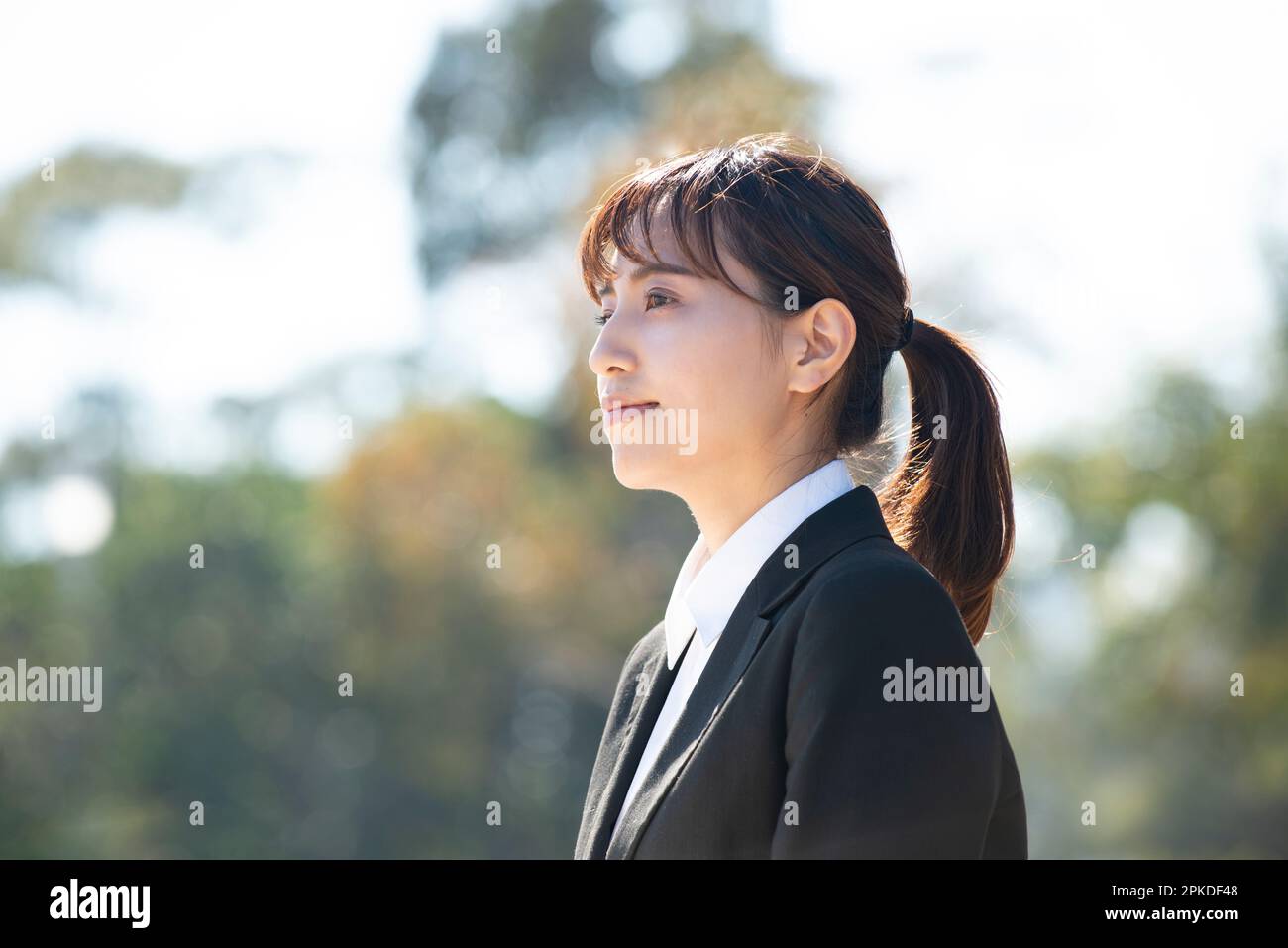 Business woman looking distance hi-res stock photography and images - Alamy