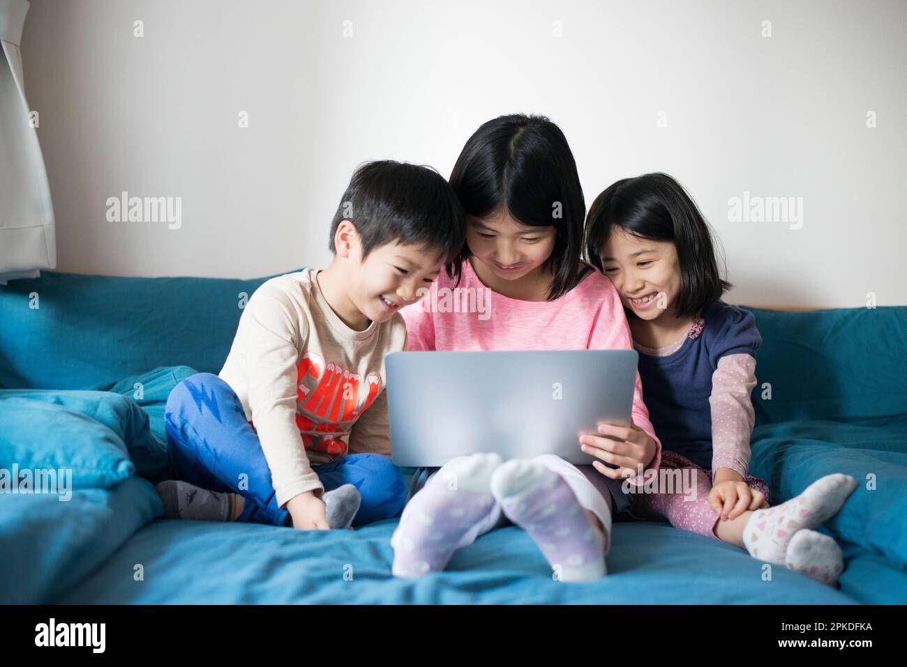 Asian kids computer hi-res stock photography and images - Alamy