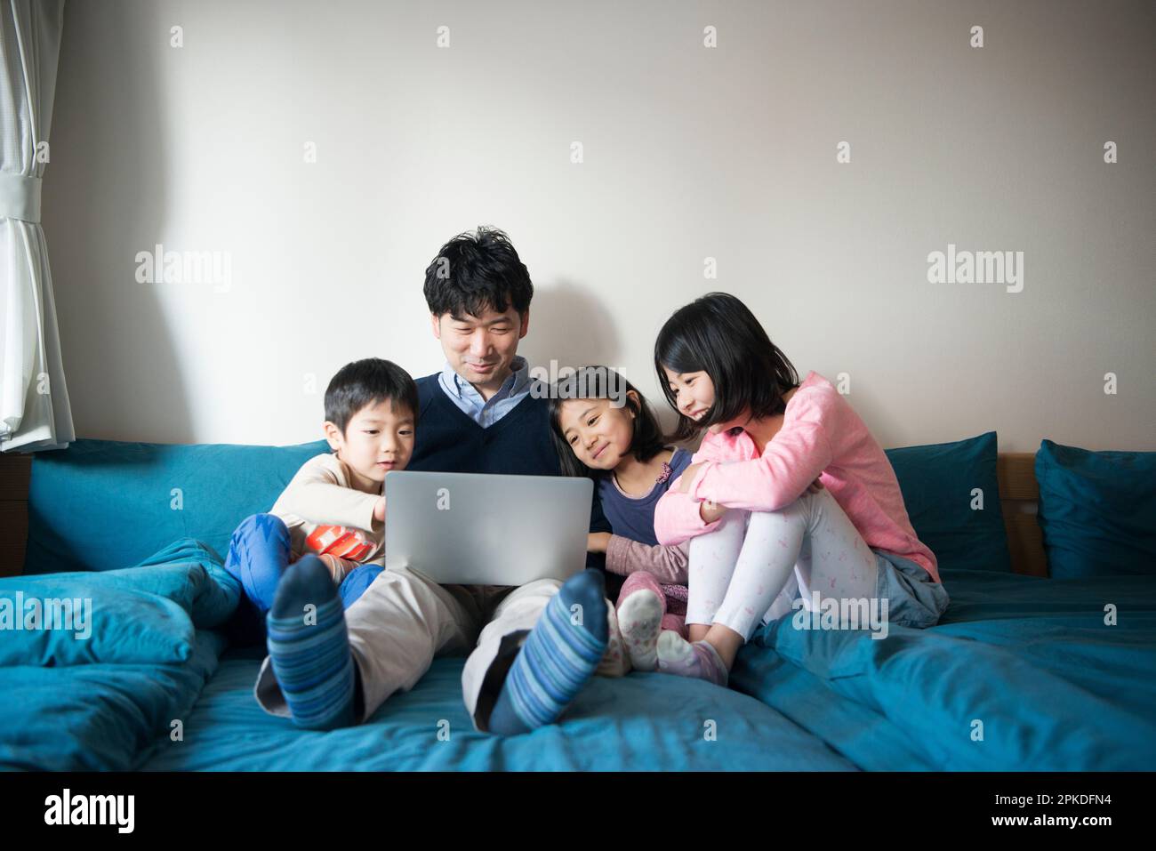 Father and children looking at computer screen Stock Photo - Alamy