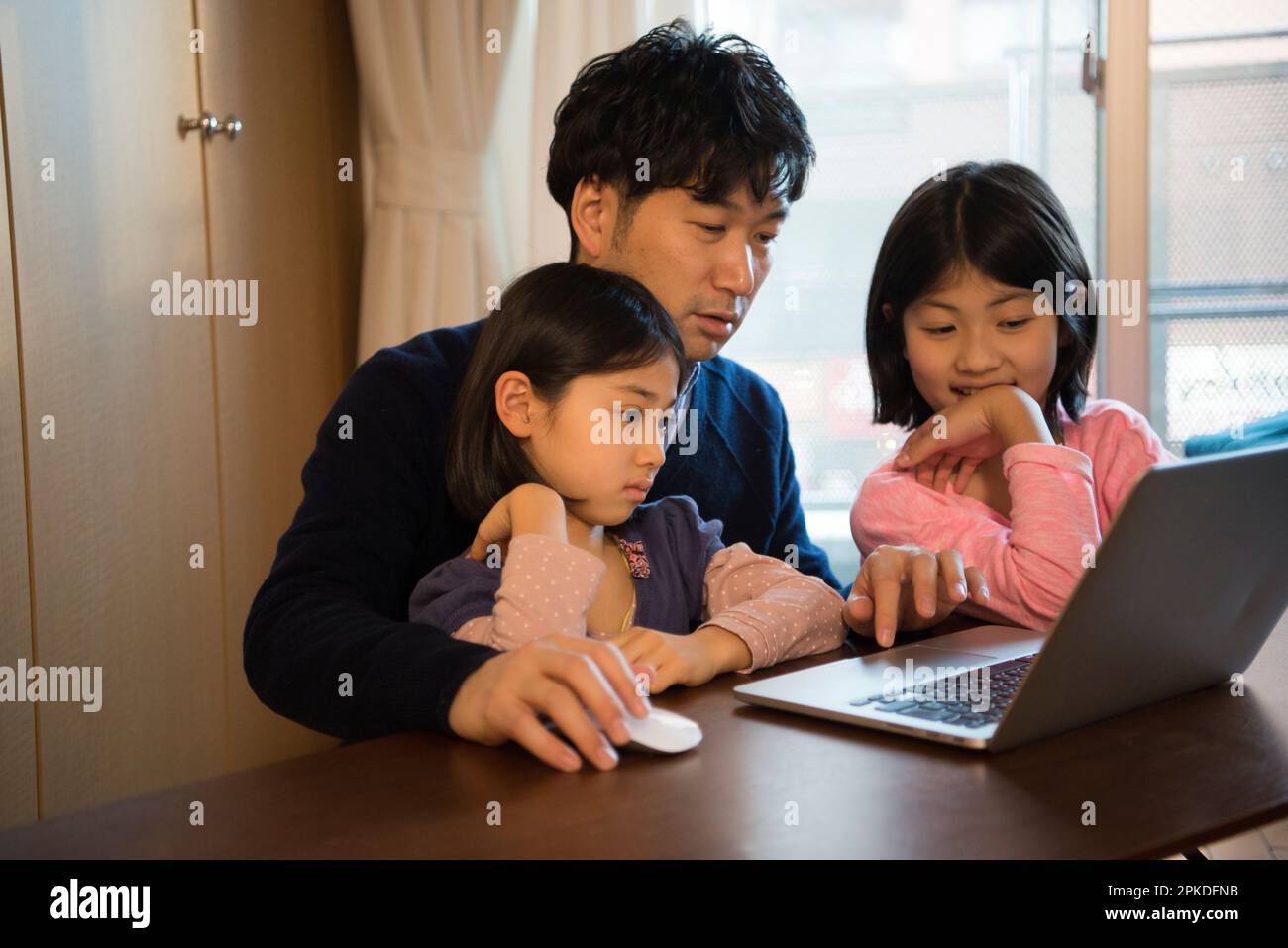 Parent and child looking at a computer screen Stock Photo - Alamy