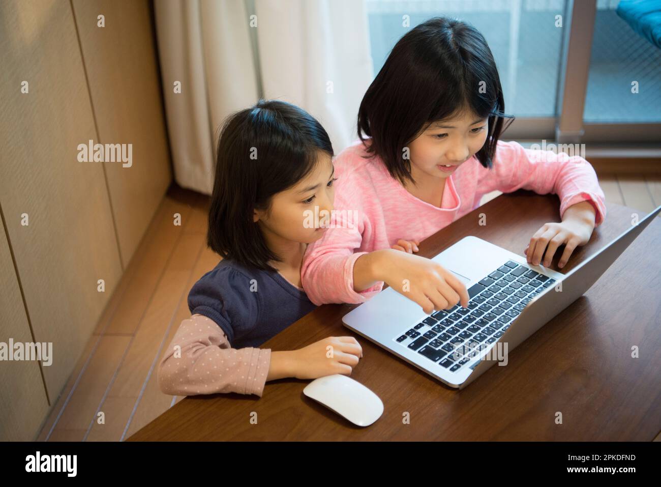 Children looking at a computer screen Stock Photo - Alamy