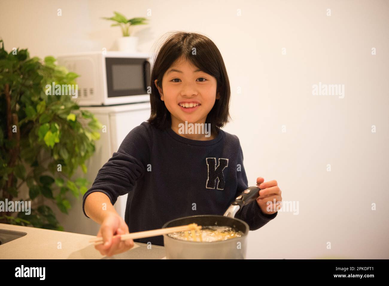 Japanese girl cooking hi-res stock photography and images - Alamy