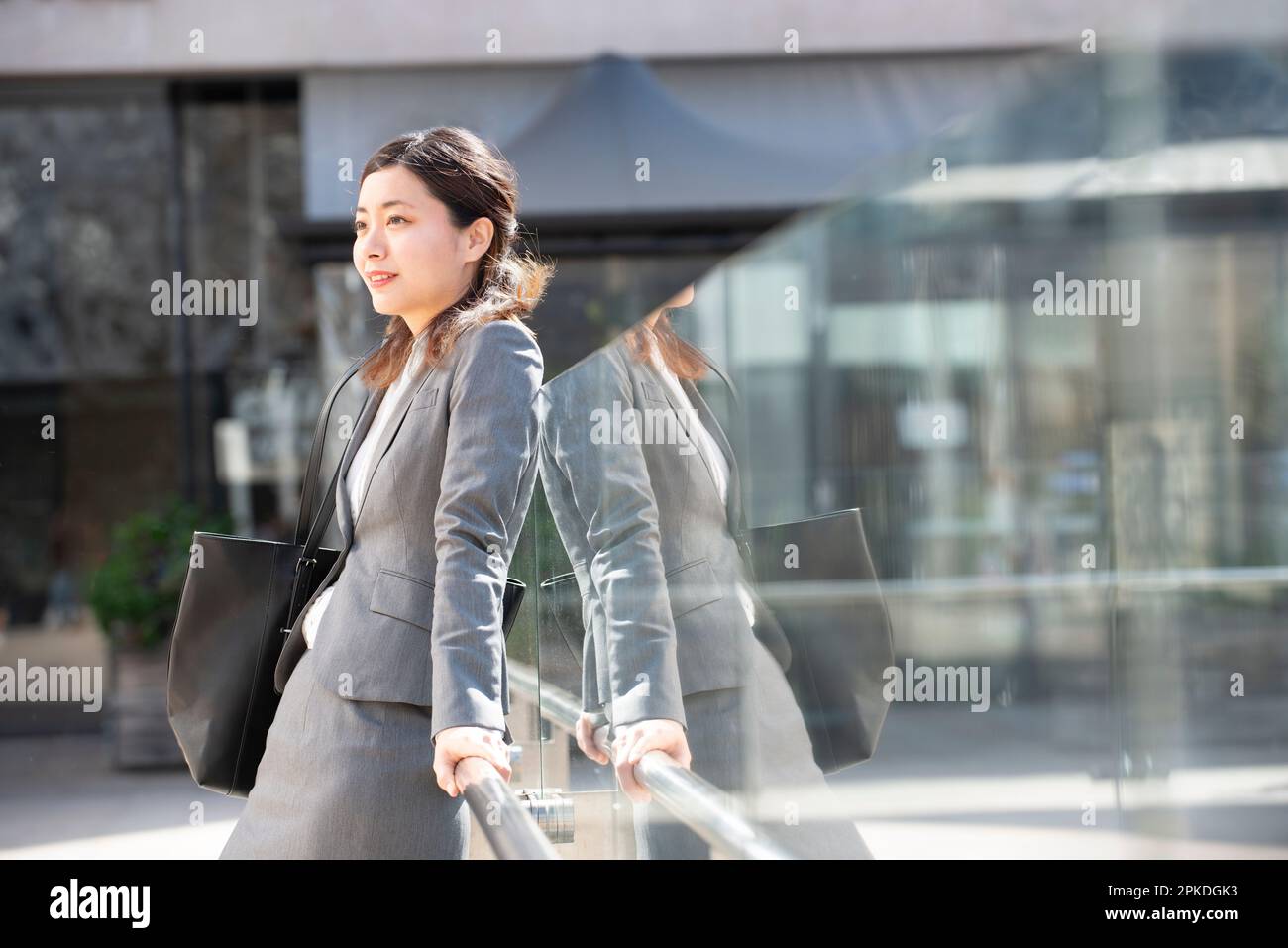 Leaning against glass hi-res stock photography and images - Alamy