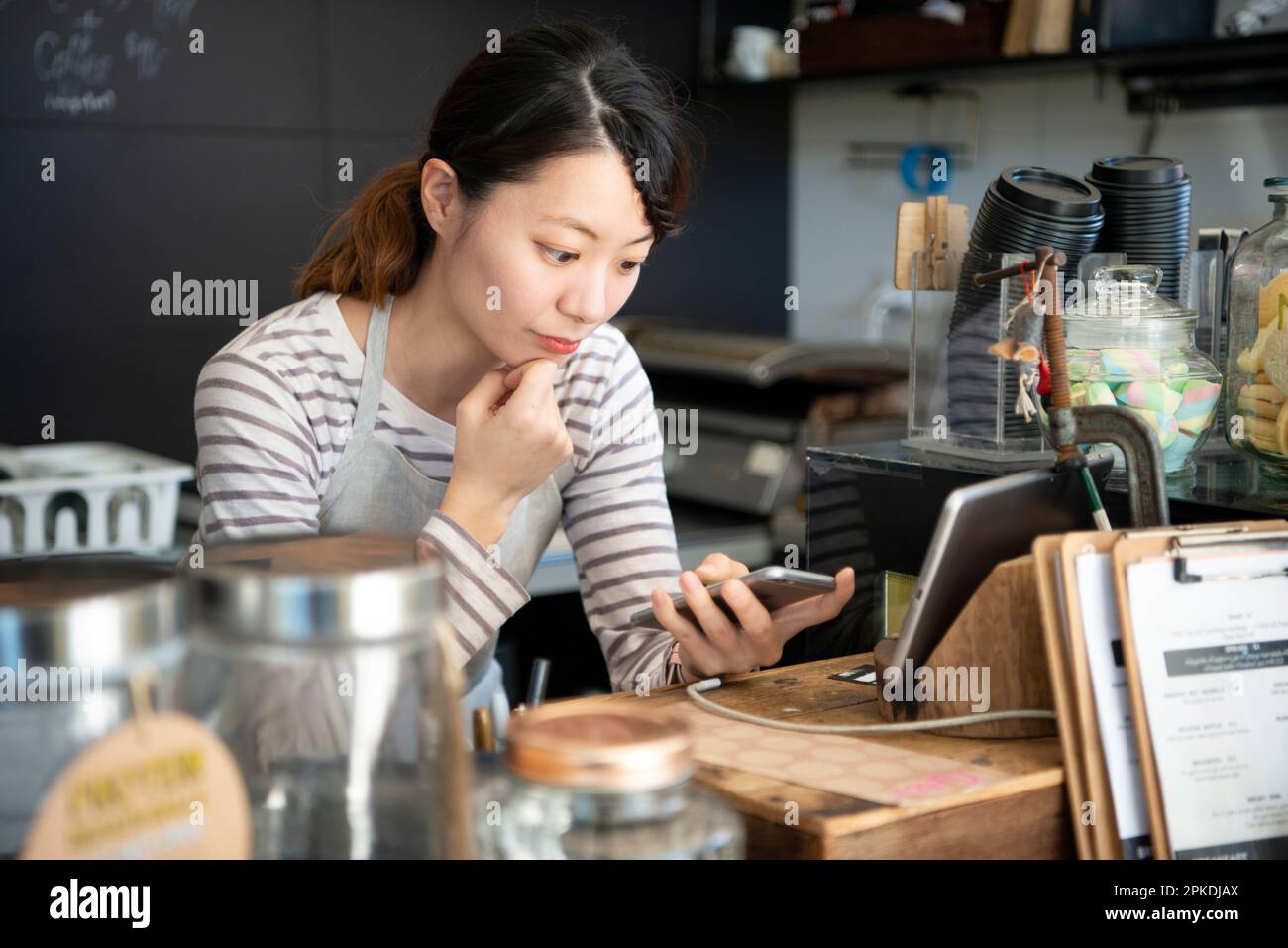 Counter clerk hi-res stock photography and images - Alamy