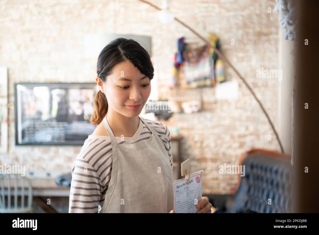 Japanese store clerk hi-res stock photography and images - Alamy