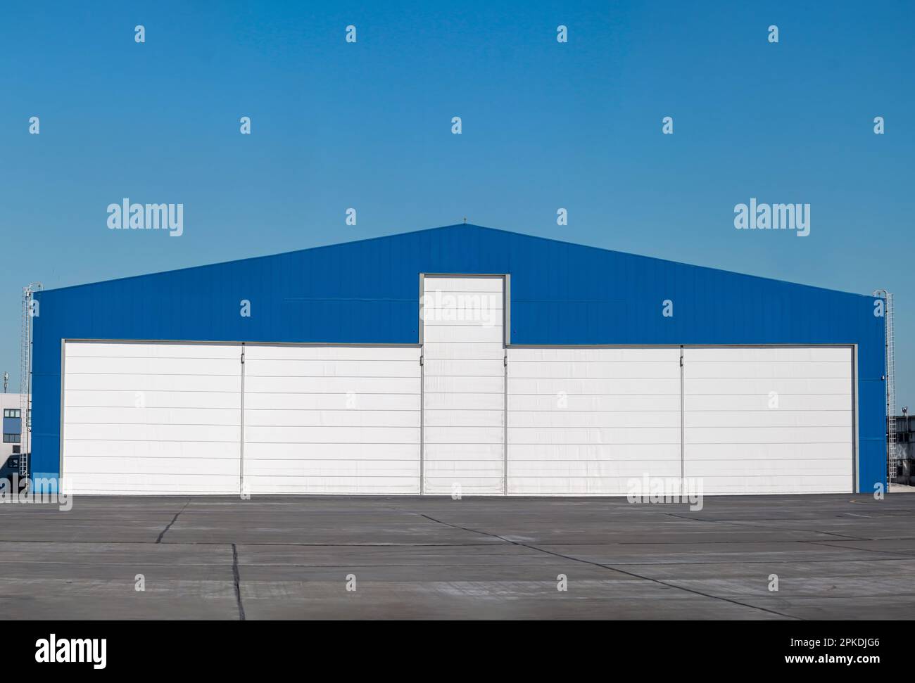 Aviation hangar outside on a clear day Stock Photo - Alamy