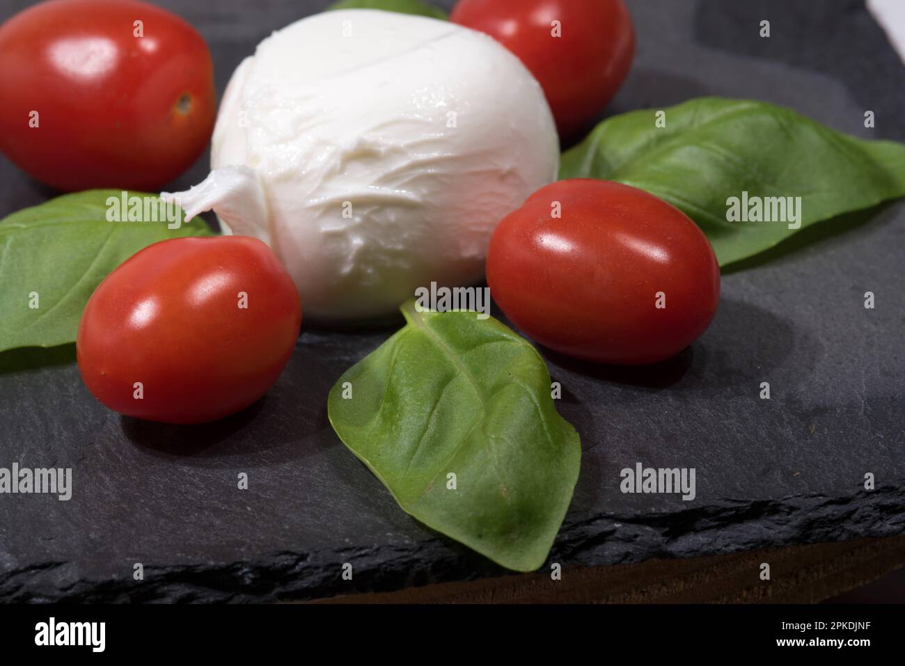 una bella mozzarella di bufala con basilico e pomodorini, la ricetta ...
