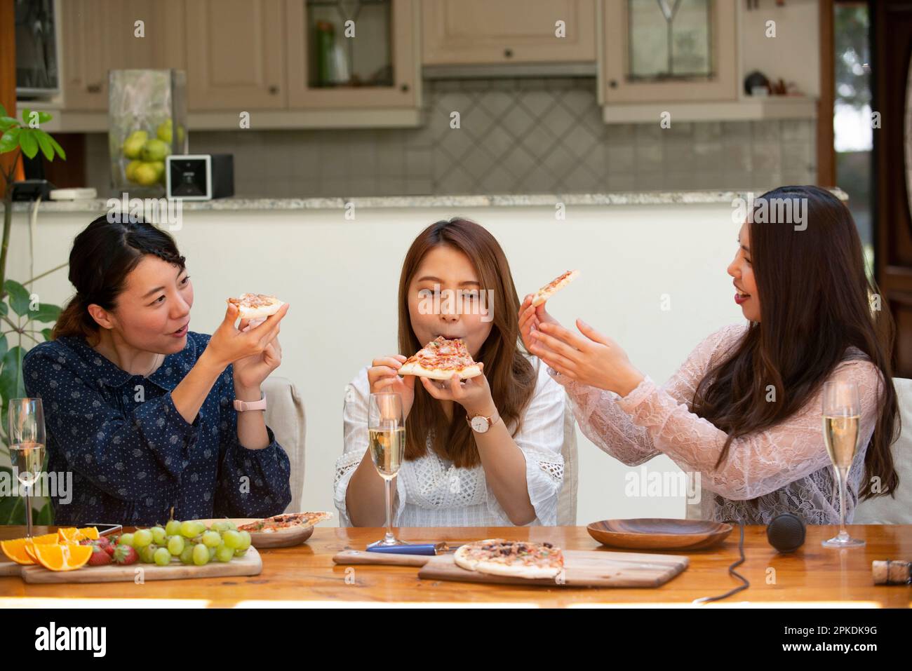 Japanese women eating pizza hi-res stock photography and images - Alamy