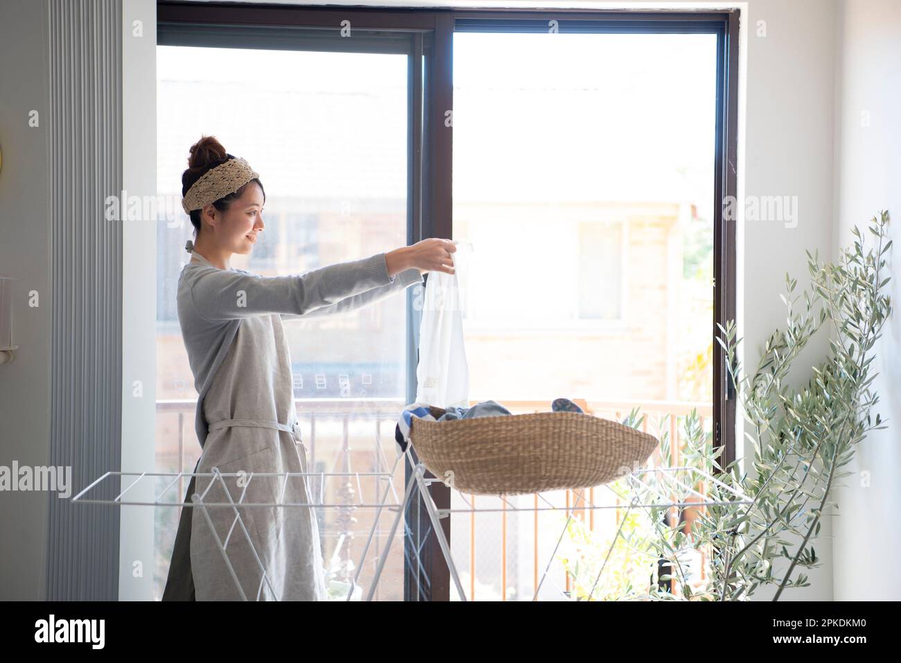 Woman hanging laundry out to dry Stock Photo - Alamy