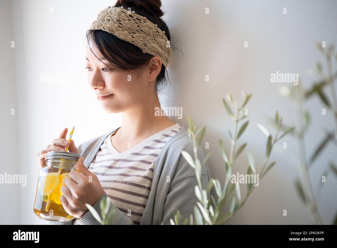 Woman holding iced tea Stock Photo - Alamy
