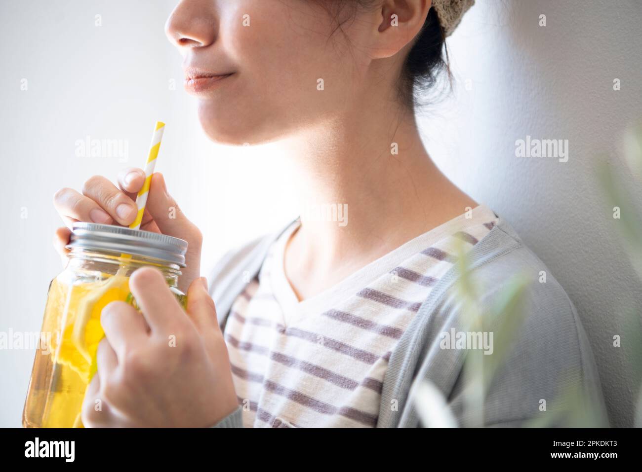 Woman holding iced tea Stock Photo - Alamy