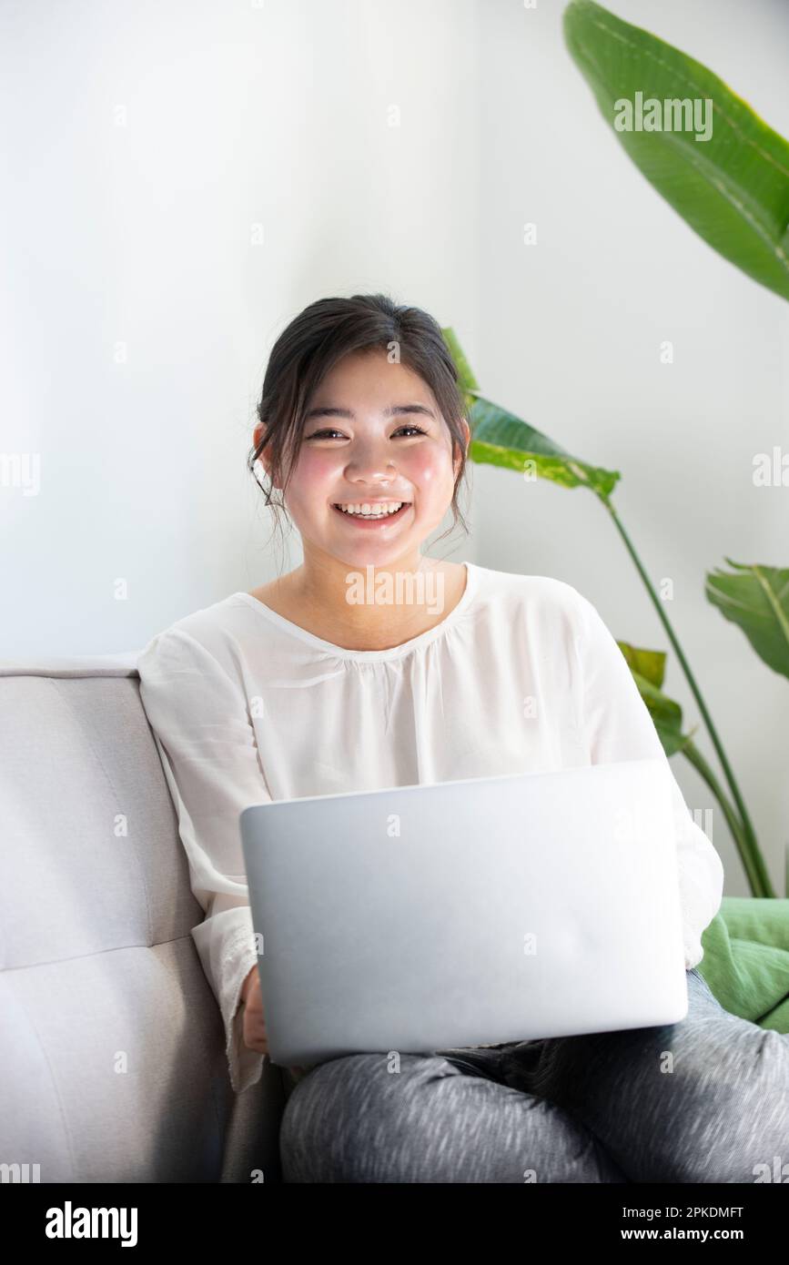 Japanese woman operating pc hi-res stock photography and images - Alamy