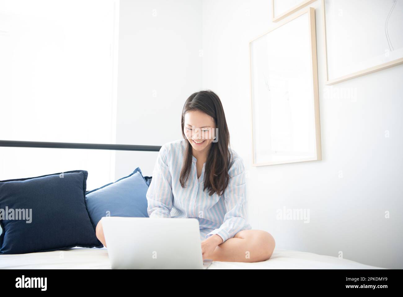 On computer in bed hi-res stock photography and images - Alamy