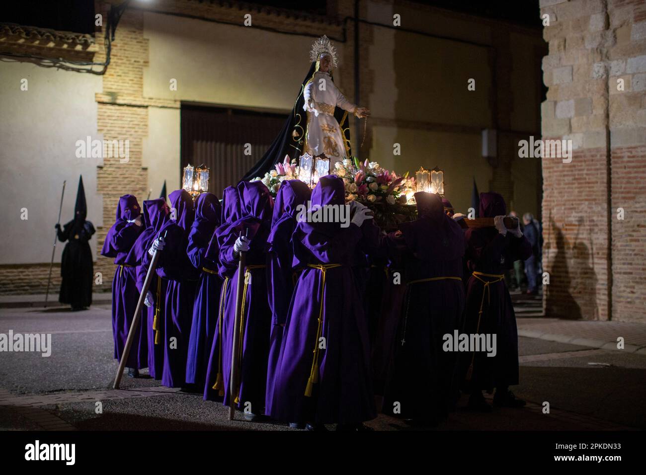 The penitents carry the procession of the image of "Virgen de la ...