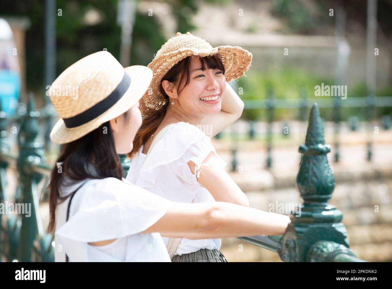 Two women laughing hi-res stock photography and images - Alamy